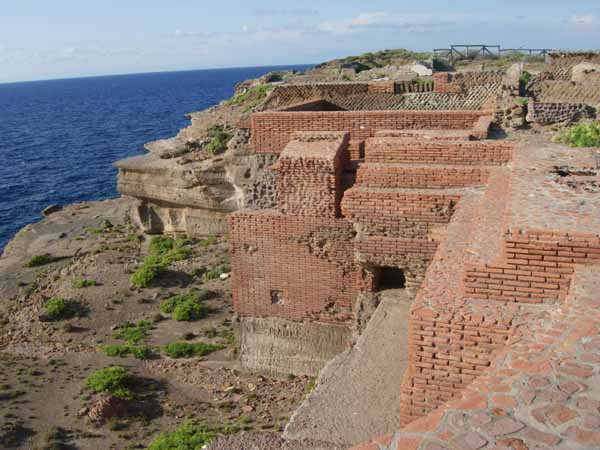 Villa Giulia a Ventotene: la capacità umana di far soffrire anche in ...